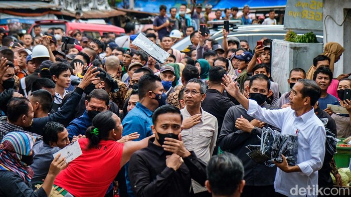 Ke Pasar Minggu, Jokowi Bagi-bagi Uang dan Sembako Ke Pasar Minggu, Jokowi Bagi-bagi Uang dan Sembako