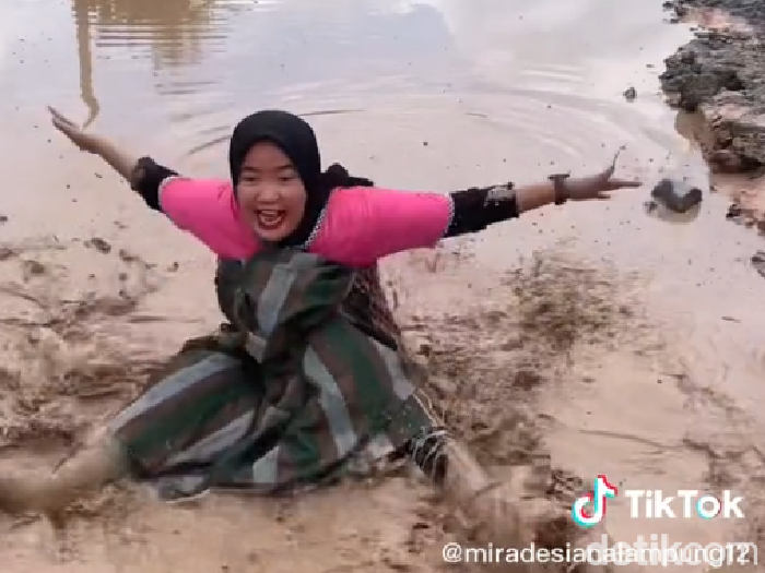 10 Potret Jalan di Lampung yang Rusak Parah, Sudah Mirip Waterboom