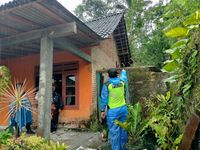 Seorang Warga Blitar Tewas Tertimpa Tembok Rumah Roboh Diterjang Longsor