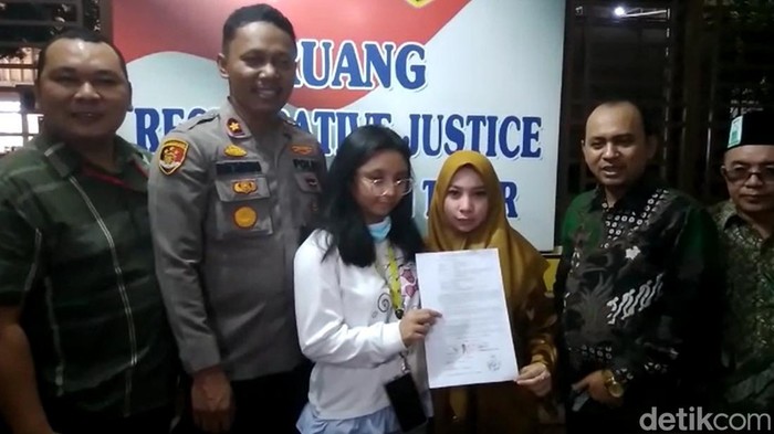 Momen Perdamaian Dokter Muda-Wanita Diamuknya, Diakhiri dengan Pelukan Momen Perdamaian Dokter Muda-Wanita Diamuknya, Diakhiri dengan Pelukan
