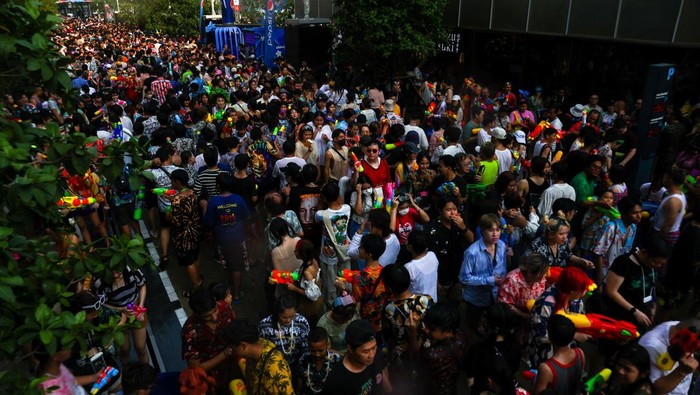 Keseruan Perang Air di Bangkok Saat Tahun Baru Thailand