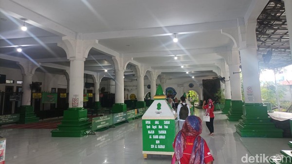 Mengunjungi Makam Keramat Mbah Priok