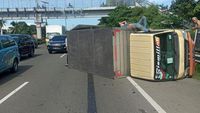 Kecelakaan Truk Terguling di Tol Bandara Soetta, Sopir Terjepit