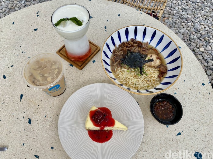 Nongkrong Cantik Sambil Nikmati Ramen di Kafe Estetik Surabaya