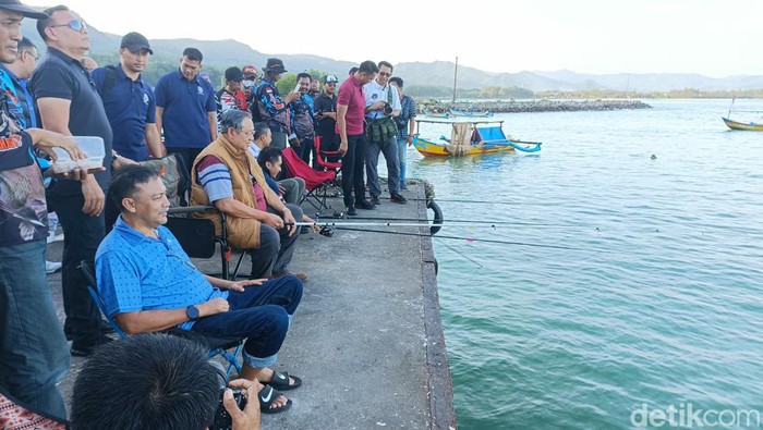 Momen SBY Ngabuburit Sambil Mancing di Pantai Pacitan Momen SBY Ngabuburit Sambil Mancing di Pantai Pacitan