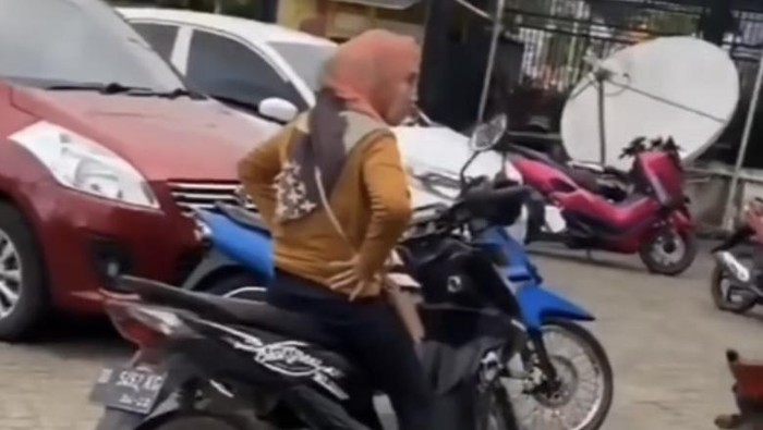 Viral Emak-emak di Bone Belanja Tak Bayar Lalu Marahi Karyawan Minimarket Viral Emak-emak di Bone Belanja Tak Bayar Lalu Marahi Karyawan Minimarket