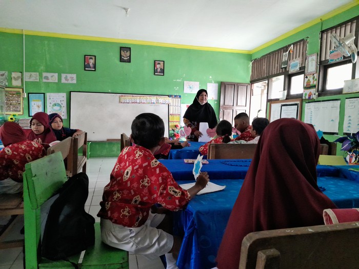 Bu Guru Normi & Ragam Media Interaktifnya, Bantu Siswa Belajar Membaca