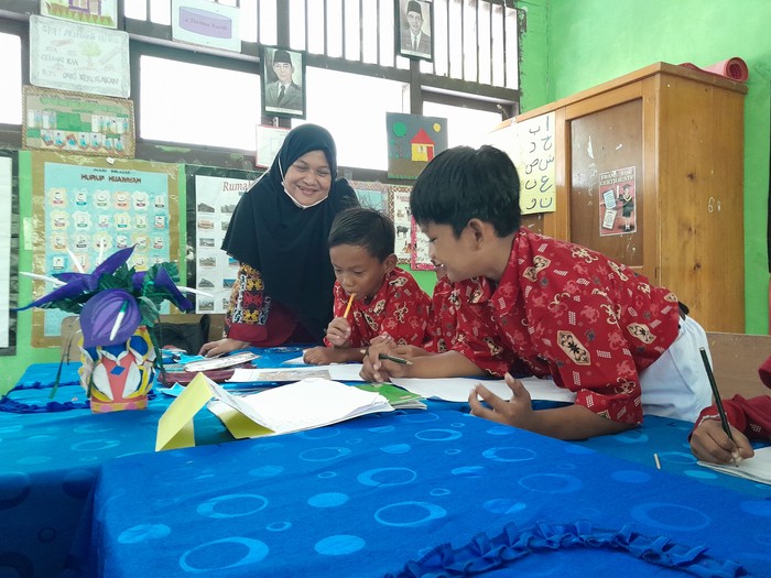 Bu Guru Normi & Ragam Media Interaktifnya, Bantu Siswa Belajar Membaca