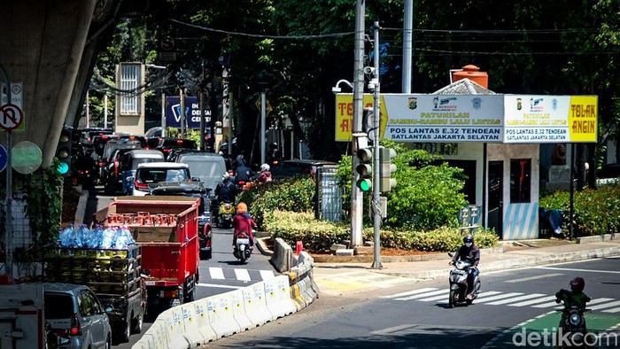 Potret Trotoar Simpang Santa yang 'Disulap' Jadi Jalan Raya