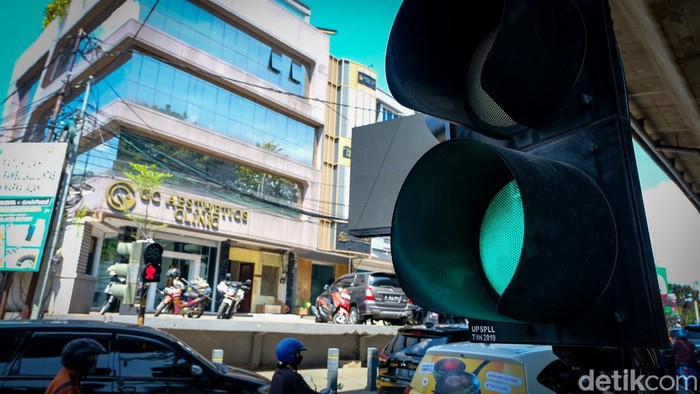 Potret Trotoar Simpang Santa yang 'Disulap' Jadi Jalan Raya