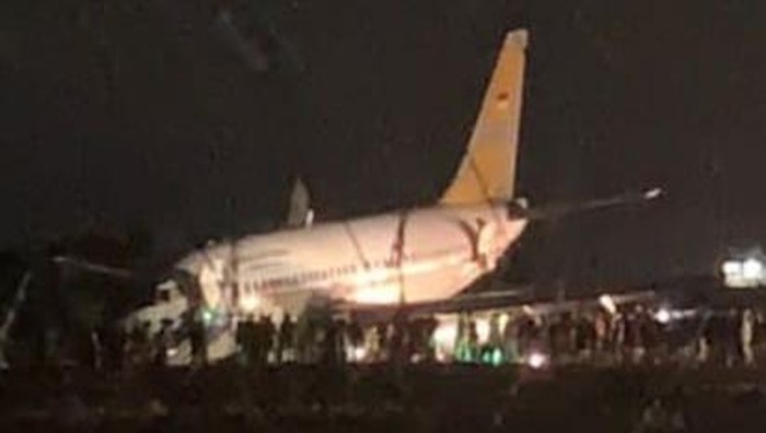 Pesawat Boeing TNI AU Tergelincir di Bandara Mozes Kilangin Timika Papua Pesawat Boeing TNI AU Tergelincir di Bandara Mozes Kilangin Timika Papua