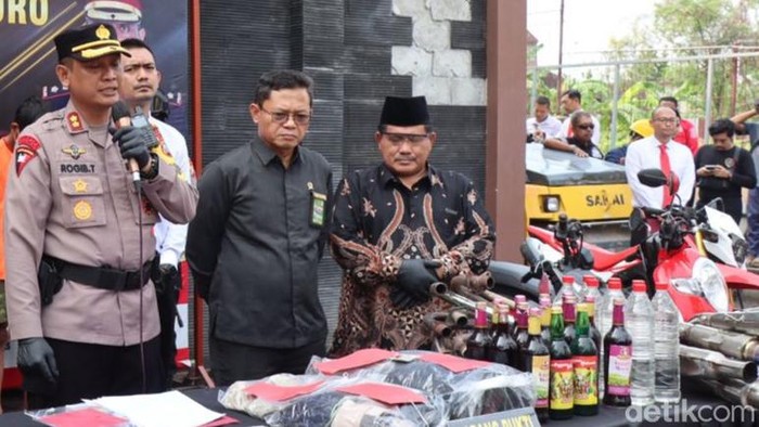 Ribuan Botol Miras Diamankan dari Warung Remang-remang Bojonegoro Ribuan Botol Miras Diamankan dari Warung Remang-remang Bojonegoro