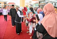 Safari Ramadan, Khofifah Bagi Santunan di Bawah Payung Madinah Pasuruan