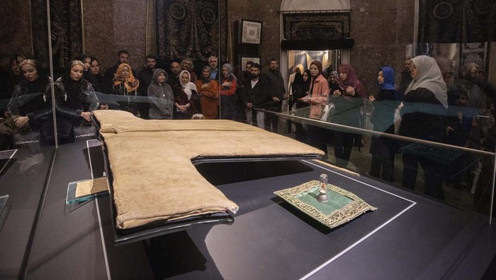 Melihat Jubah Nabi Muhammad Hadiah untuk Uwais al-Qarni