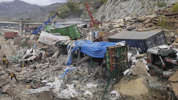 Tanah Longsor Timbun Truk-truk di Pakistan, 2 Orang Tewas Tanah Longsor Timbun Truk-truk di Pakistan, 2 Orang Tewas