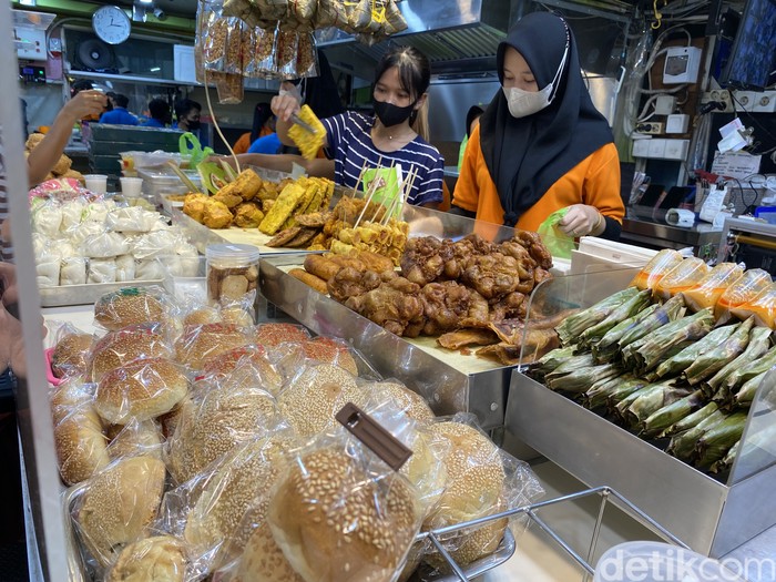 Ini Dia Cakue dan Kue Bantal Paling Laris di Pasar Atom Surabaya