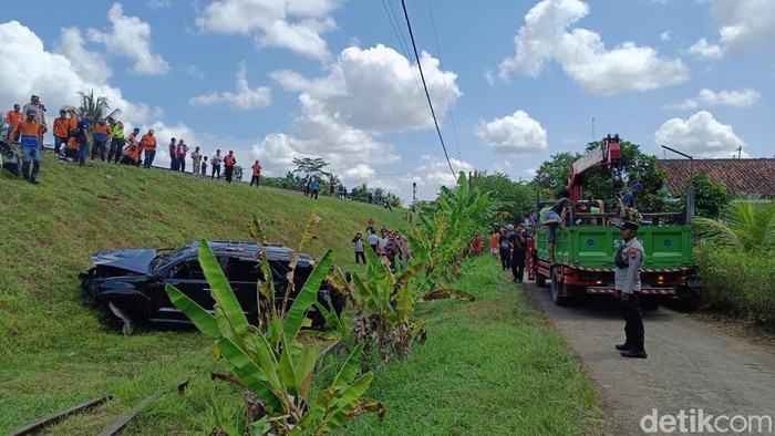 Potret Evakuasi Fortuner Angkut Pemudik Nyelonong ke Rel Sumpiuh Banyumas Potret Evakuasi Fortuner Angkut Pemudik Nyelonong ke Rel Sumpiuh Banyumas