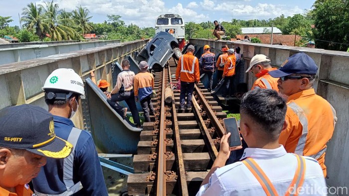 Potret Evakuasi Fortuner Angkut Pemudik Nyelonong ke Rel Sumpiuh Banyumas Potret Evakuasi Fortuner Angkut Pemudik Nyelonong ke Rel Sumpiuh Banyumas