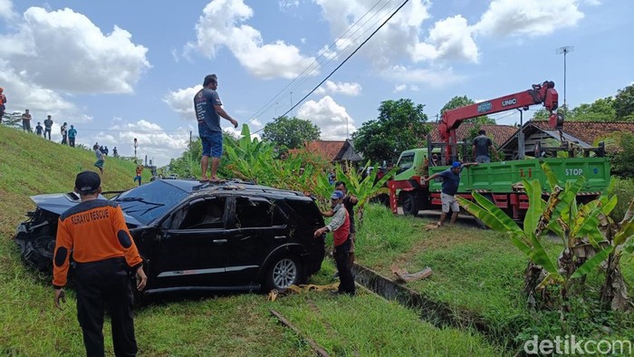 Potret Evakuasi Fortuner Angkut Pemudik Nyelonong ke Rel Sumpiuh Banyumas Potret Evakuasi Fortuner Angkut Pemudik Nyelonong ke Rel Sumpiuh Banyumas