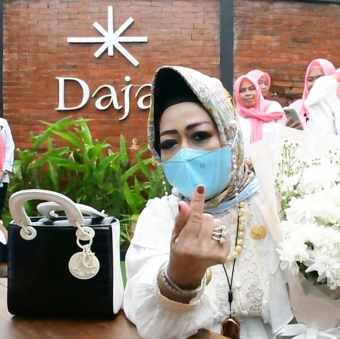 9 Potret Gaya Hijab Runcing Kadinkes Lampung yang Suka Pamer Kemewahan
