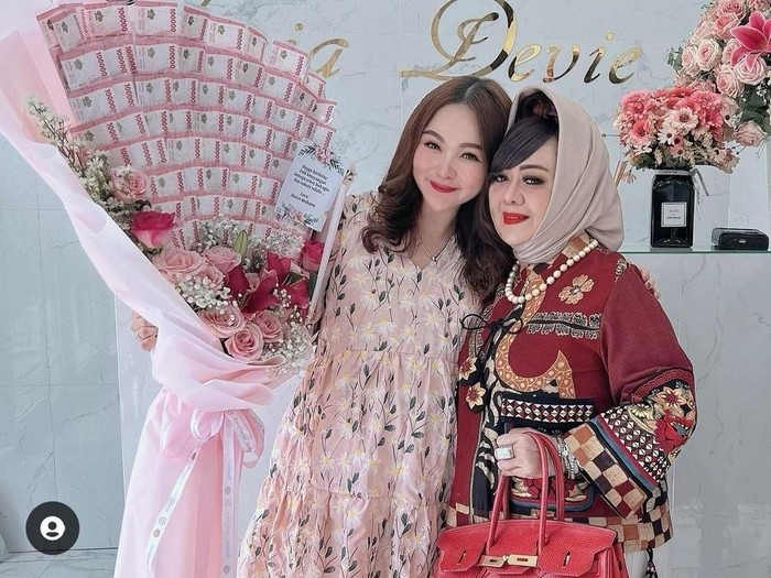 10 Potret Hedon-Nyentrik Reihana yang 14 Tahun Jabat Jadi Kadinkes Lampung