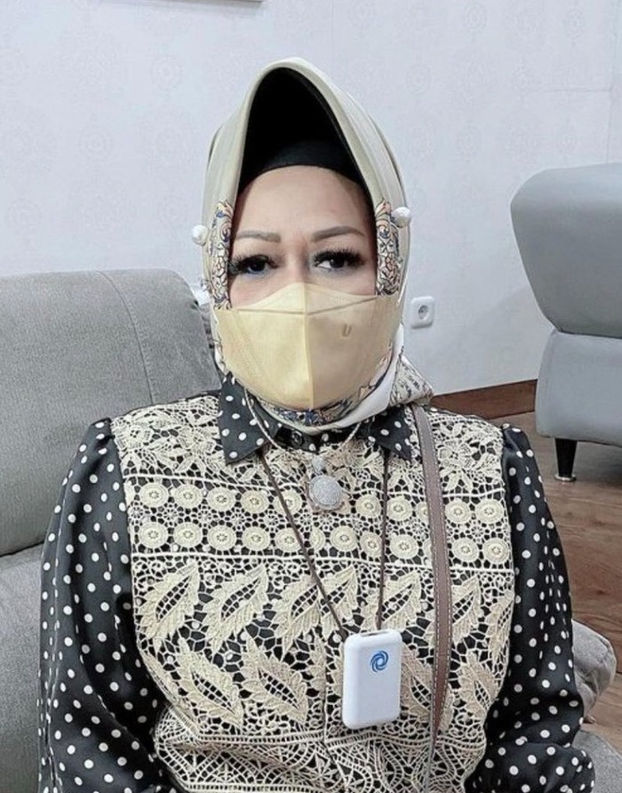 9 Potret Gaya Hijab Runcing Kadinkes Lampung yang Suka Pamer Kemewahan