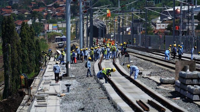 Pastikan Pemasangan Presisi, Rel Kereta Cepat Dilakukan Fine Adjustment