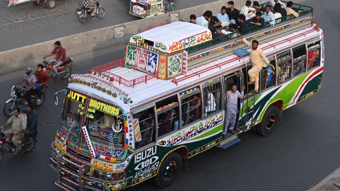 Potret Mudiknya Warga Pakistan, Sampai Naik ke Atap Bus