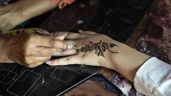 Tradisi Lukis Tangan Pakai Henna untuk Sambut Lebaran