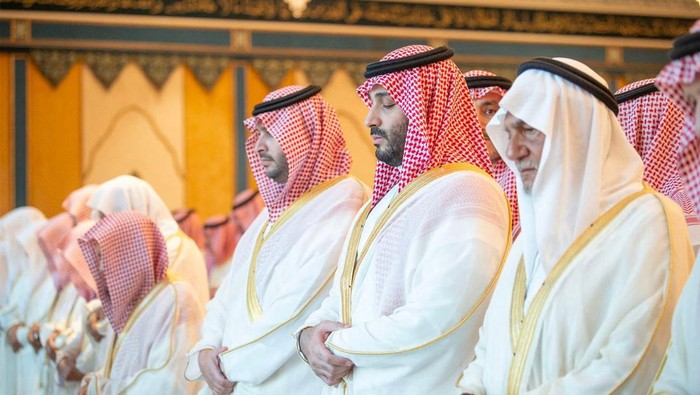 Momen Raja Salman Salat Idul Fitri di Istana Al-Salam