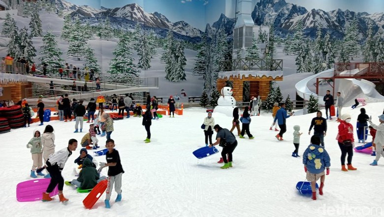 Wow! Trans Snow World TSM Makassar Dibanjiri Pengunjung
