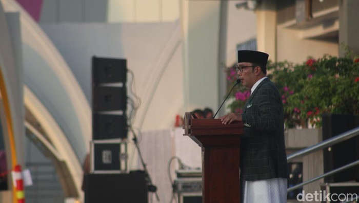 Ridwan Kamil Pamit di Hadapan Ribuan Jemaah Masjid Al Jabbar Ridwan Kamil Pamit di Hadapan Ribuan Jemaah Masjid Al Jabbar