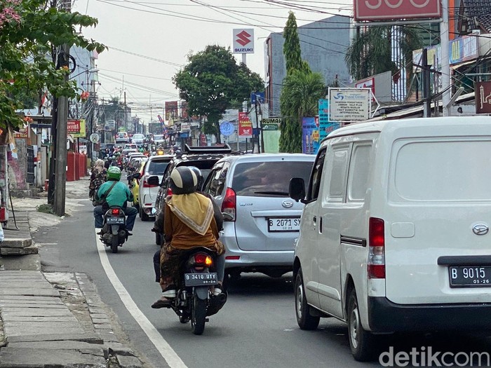 Potret Panjang Macet di Jalan Raya Sawangan-Jalan Mochtar Depok
