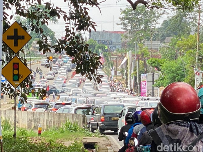 Potret Panjang Macet di Jalan Raya Sawangan-Jalan Mochtar Depok