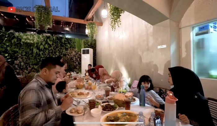 Keseruan Ria Ricis Buka Hampers Lebaran Bareng Teuku Ryan dan Moana