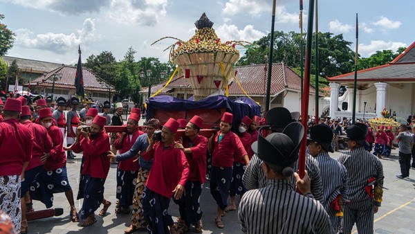 Meriahnya Rebutan Gunungan Grebeg Syawal Keraton Yogyakarta