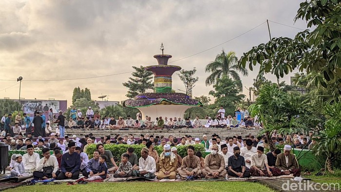 Pertama Kali, Warga Salat Id di Taman Rafflesia Ciamis