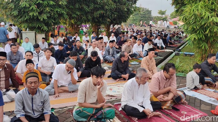 Pertama Kali, Warga Salat Id di Taman Rafflesia Ciamis