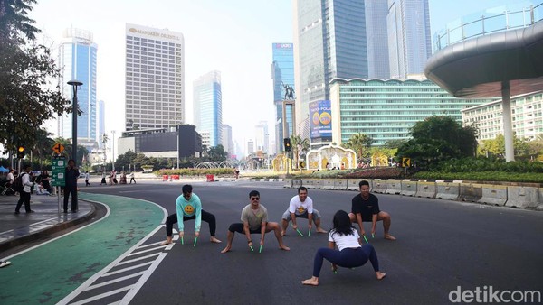 Serunya Foto-foto di Lengangnya Jalan Sudirman Jakarta