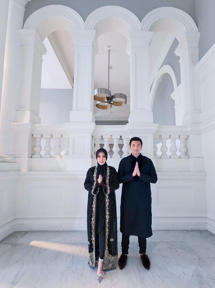 Cetar! Gaya Syahrini Rayakan Lebaran di Singapura Cetar! Gaya Syahrini Rayakan Lebaran di Singapura