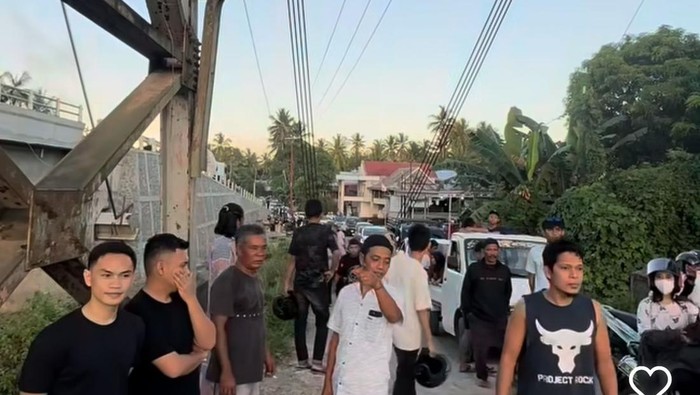 Warga Rebutan Melintas di Jembatan Pacongkang Soppeng, Lalin Lumpuh 1 Jam Warga Rebutan Melintas di Jembatan Pacongkang Soppeng, Lalin Lumpuh 1 Jam