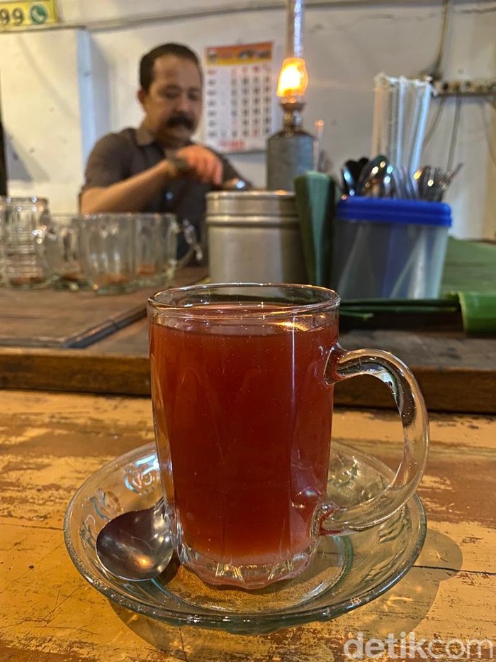 Wedangan Pak Basuki Terkenal di Solo, Pernah Dikunjungi Ganjar Pranowo!