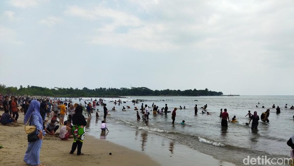 Potret Pantai Carita yang Dipenuhi Turis di Libur Lebaran Hari Ini