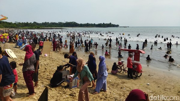 Potret Pantai Carita yang Dipenuhi Turis di Libur Lebaran Hari Ini