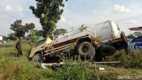 Truk Tangki Seruduk Bengkel-4 Motor, Satu Orang Luka-luka