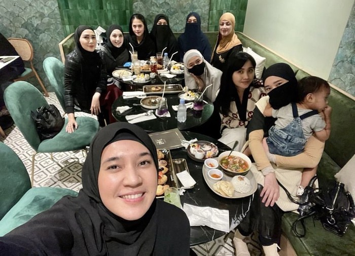 Kulineran Cantik Inara Rusli, Tetap Modis Meski Memakai Cadar