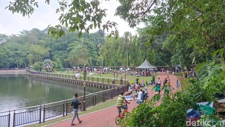 Jogging di Ragunan Asyik Banget, Treknya Bersih dan Asri di Pinggir Danau