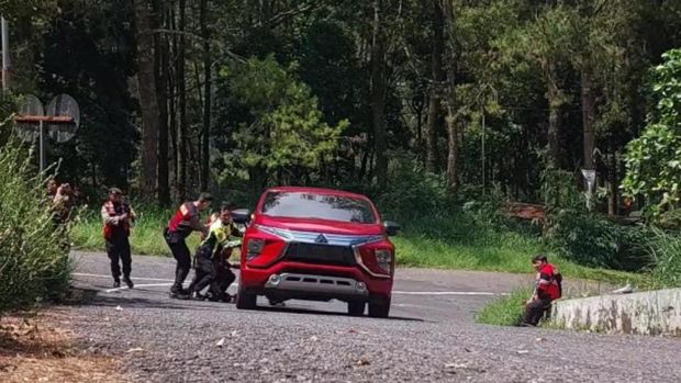 Saat Polisi Dorong Kendaraan Wisatawan yang Tak Kuat Nanjak di Sarangan Saat Polisi Dorong Kendaraan Wisatawan yang Tak Kuat Nanjak di Sarangan
