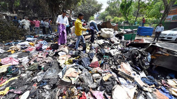 Sisa-sisa Kebakaran yang Hanguskan 20 Kios di New Delhi