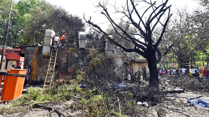 Sisa-sisa Kebakaran yang Hanguskan 20 Kios di New Delhi